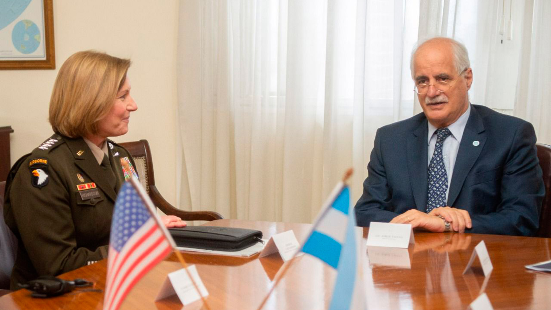 El gobierno argentino ha recibido al Comando Sur del ejército de ...